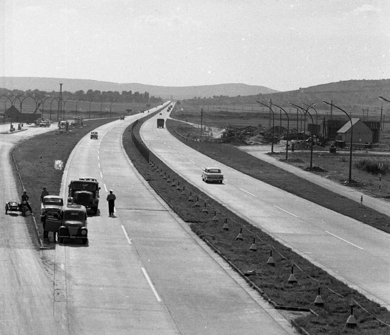 Historical photos of motorways and roads in your country | Page 65 ...